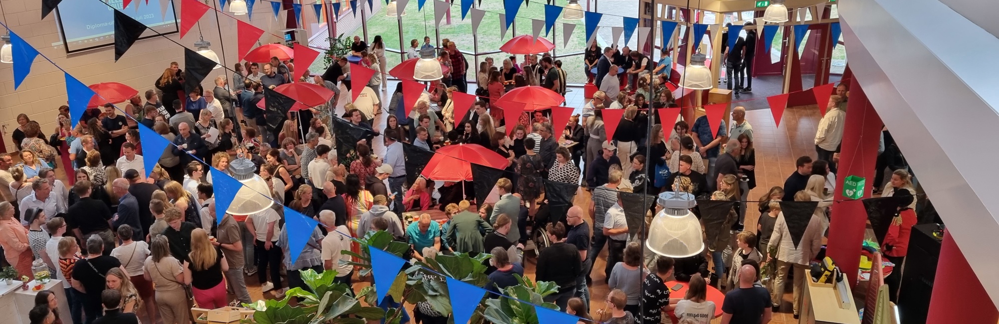KW1C doneert namens afgestudeerden | Werken bij het Koning Willem I College